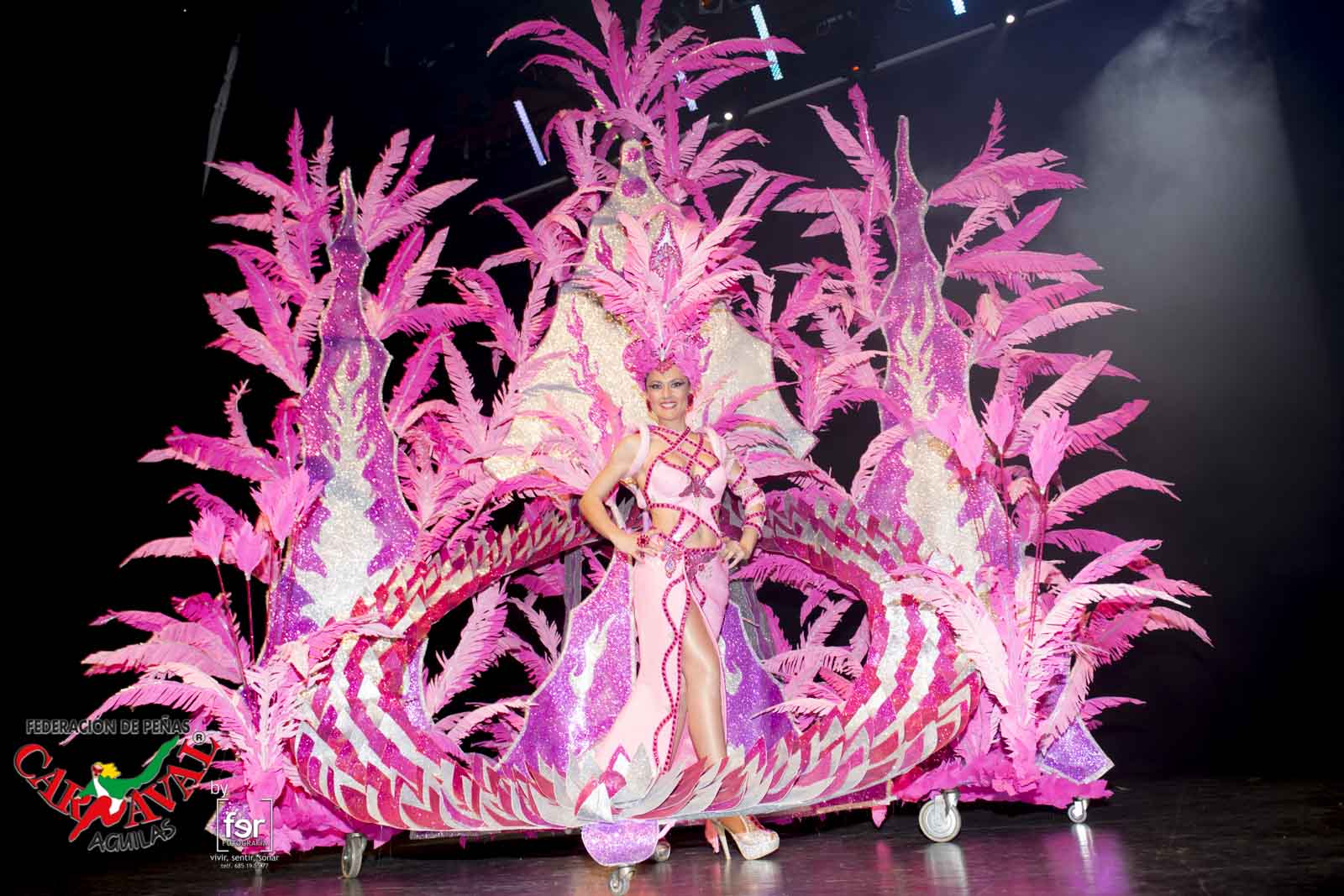 Espectacularidad sobre el escenario en el concurso de trajes de papel y ...